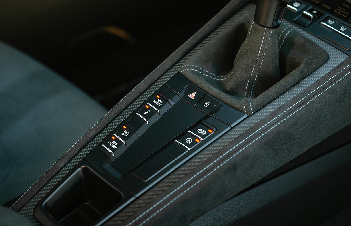 Console Trim in Matte Carbon Fiber : Suncoast Porsche Parts & Accessories